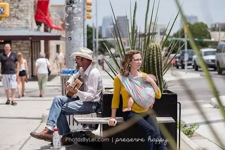 Thirteen beautiful images that claim breastfeeding in public 17117_13