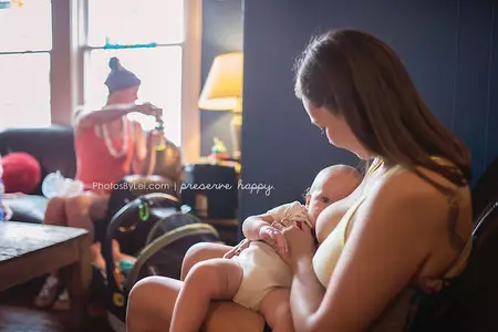 Thirteen beautiful images that claim breastfeeding in public 17117_19