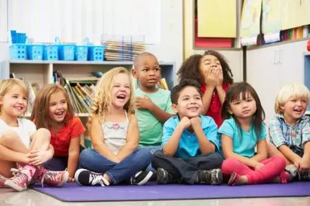 Enfants heureux à l'école.jpg