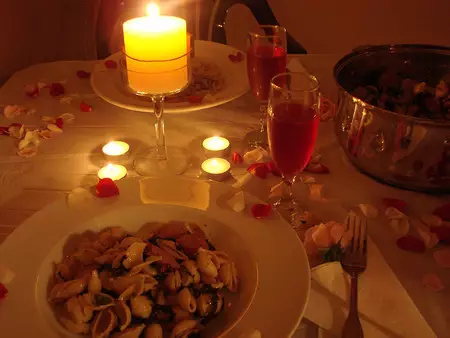 ένα ρομαντικό δείπνο στο σπίτι