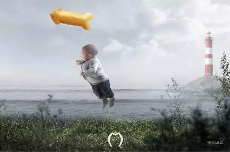 Oriģinālais foto mazulis lido