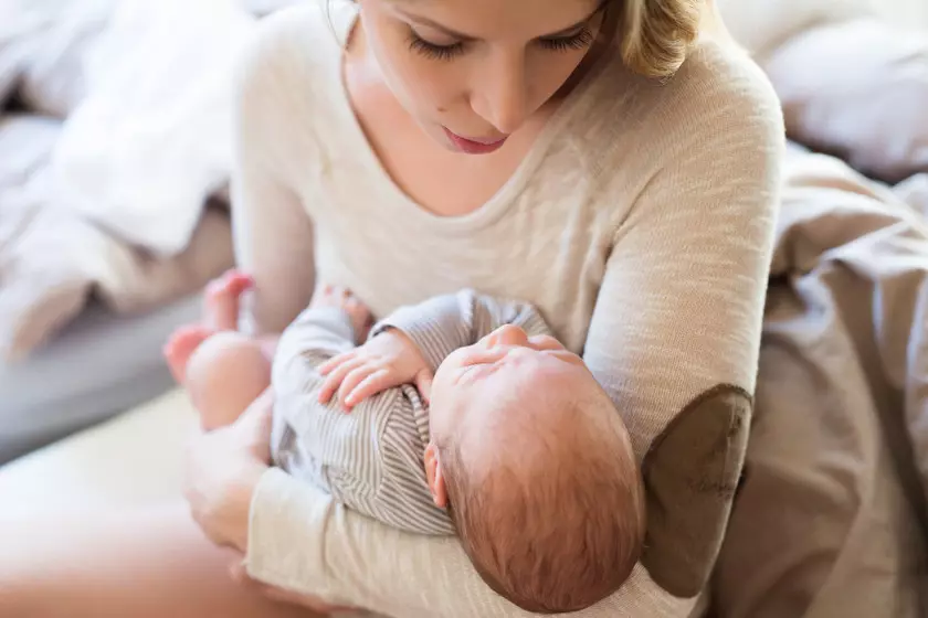 Eye contact with your baby: why it is important to look the newborn in the eyes