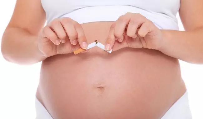 Elke dagelijkse sigaret die een zwangere vrouw in het derde trimester rookt, trekt 20 gram af van haar baby