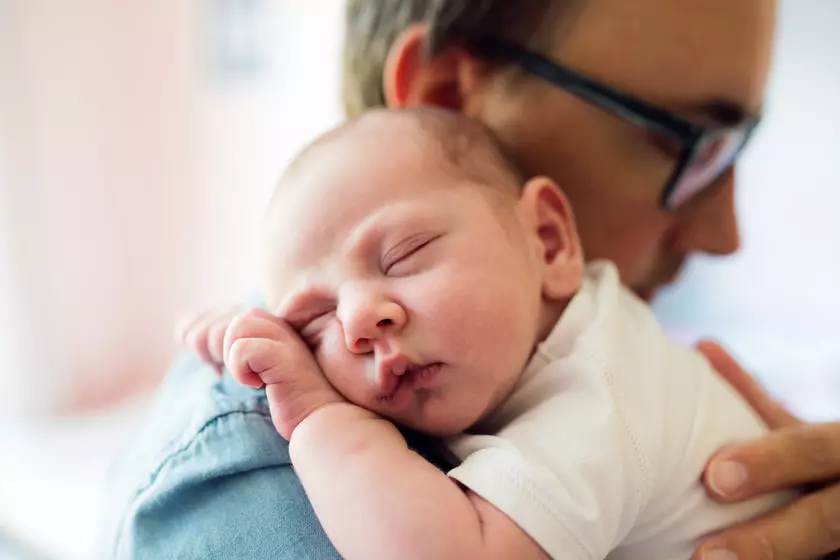 Ruke su osnovna potreba bebe, poput jela ili spavanja