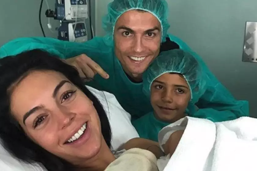 Cristiano Ronaldo era pai de Alana Martina, sua quarta filha, e pela primeira vez esteve presente no parto