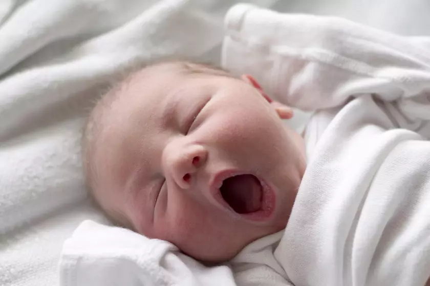 איך תינוקות צריכים לנמנם?