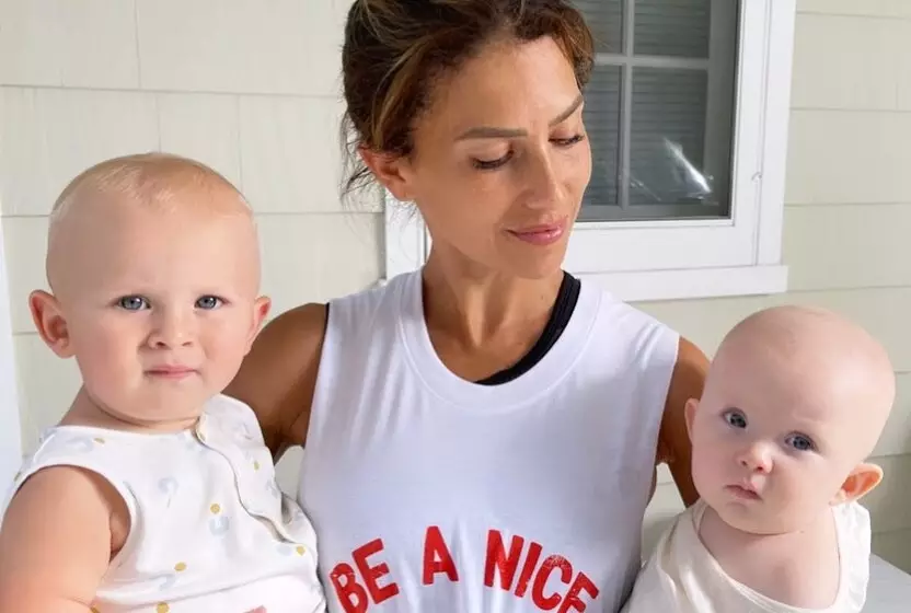 "Achei que minhas lágrimas nunca parariam": Hilaria Baldwin se abre após dois abortos e comemora a chegada de seus bebês arco-íris