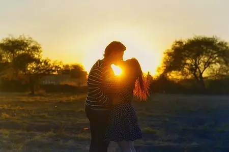 couple qui s'embrasse