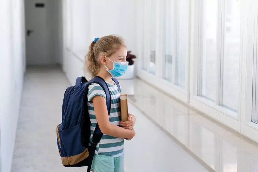 Aulas con fiestras abertas e ventilación nos colexios: os nenos poden enfermar polo frío?