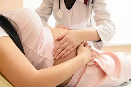 Doctora reconeixent una embarassada