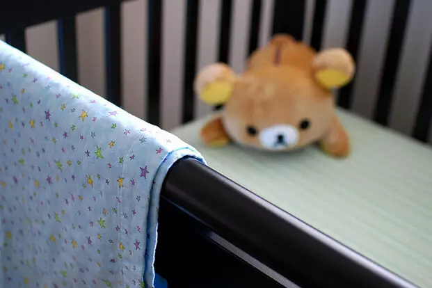 Wie sollte ein Kinderbett sein, um es als sicher zu betrachten?