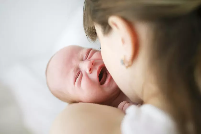 Gases e cólicos nos bebés: cal é a diferenza e que podemos facer para alivialos