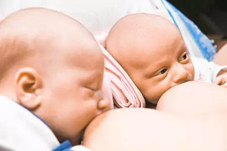 Tandem Breastfeeding: Hoe kinne jo twa poppen tagelyk boarstfiedzje