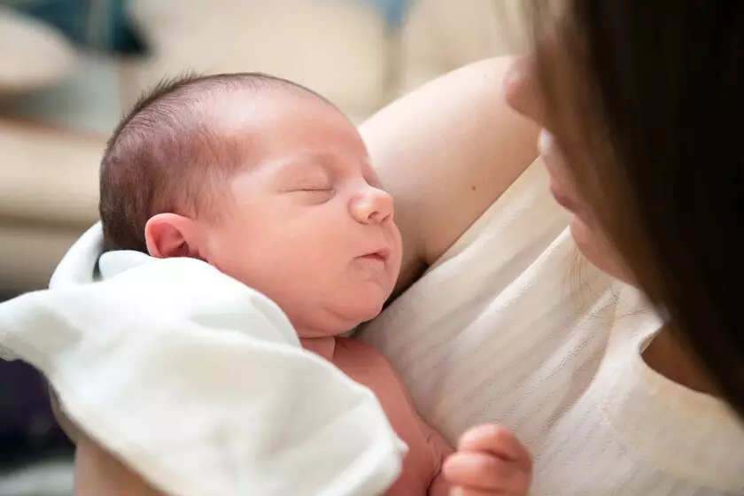 新生兒生理性體重減輕：什麼時候正常，什麼時候需要擔心？