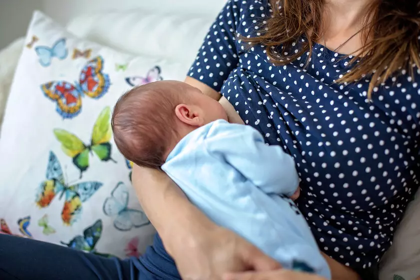 Egy tanulmány megerősíti az antitestek jelenlétét azoknak a szoptató anyáknak a tejében, akik megkapták a Covid-oltást