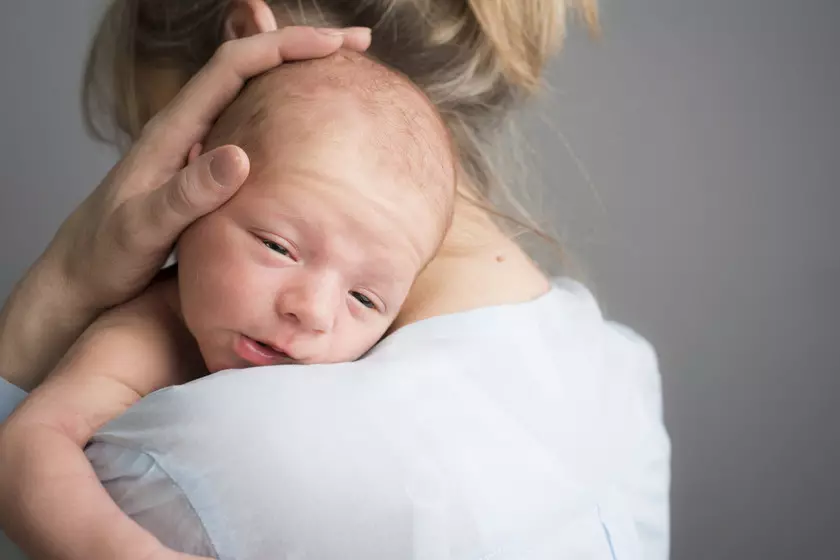 Min baby spytter op, hvad kan jeg gøre?