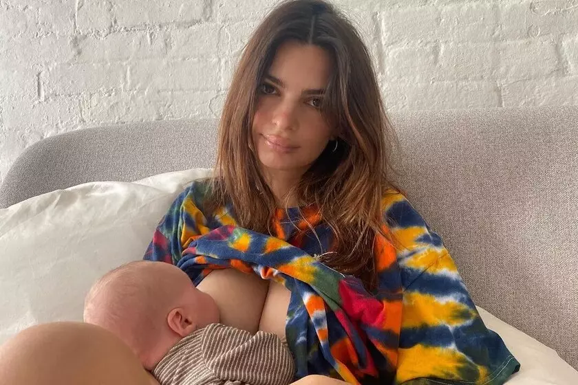 „Jei atrodo, kad aš visada maitinu krūtimi, taip yra todėl, kad aš žindau“, – nuoširdi Emily Ratajkowski žinutė apie žindymą.