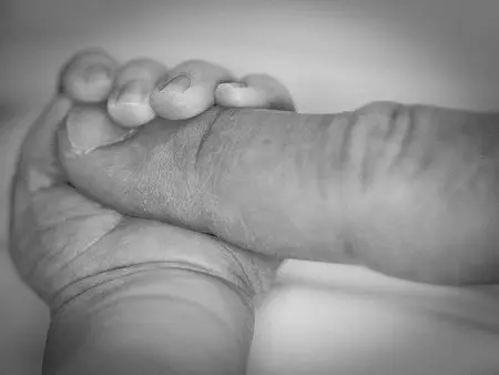 newborn-baby2-hand.jpg