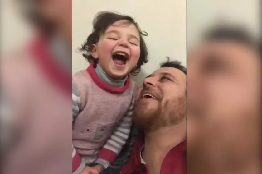 Amor de pai: em meio a um bombardeio, ele ensina a filha a rir e assim evitar que a menininha tenha medo