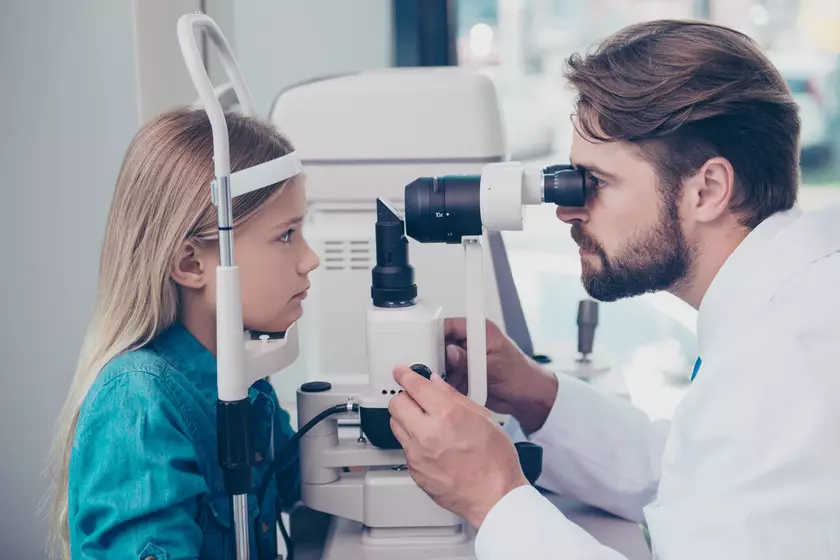 Oftalmòleg i optometrista: els dos professionals que cuiden la salut visual dels nostres fills