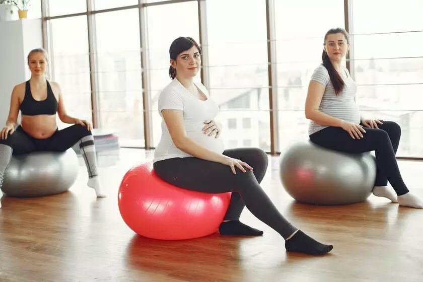The use of the fitball or Pilates ball during pregnancy: what benefits it brings and how to use it
