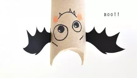 Mabilis at madaling craft para sa Halloween: mga cute na bampira na may mga paper roll