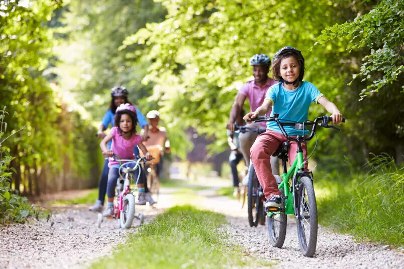 Como ensinar aos nenos a andar en bicicleta en nove sinxelos pasos