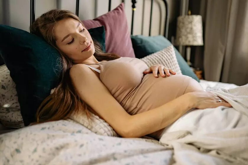 33-та недела од бременоста: вашето бебе веќе сонува