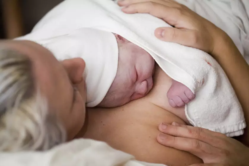 Una madre dà alla luce un bambino sano dieci settimane dopo che le sue acque si sono rotte