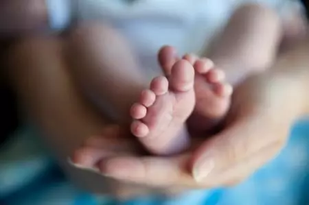 stopala novorođenčeta
