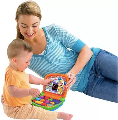 mẹ và con trai với máy tính Fisher-Price