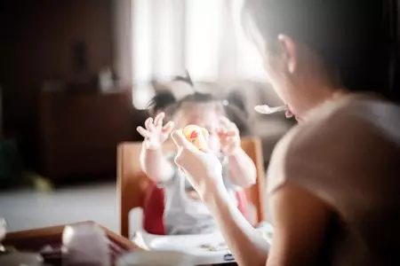 Ibu menyusukan bayinya dengan sudu