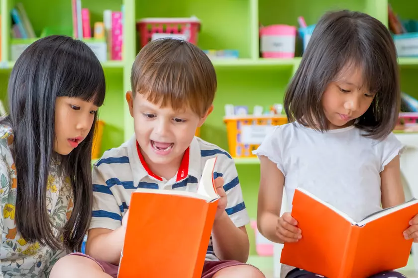 23 libroj por stimuli kaj eduki infanojn, klasitaj laŭ aĝo, rekomenditaj de Montessori-fakulo