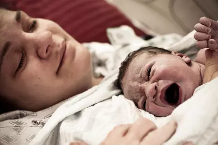 Mamma och bebis i förlossningsrummet
