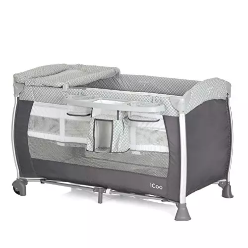 ICOO 星光旅行婴儿床从出生到 15 公斤，带更换垫，餐具存放，2 层，轮子，袋子，紧凑型折叠 - 灰色