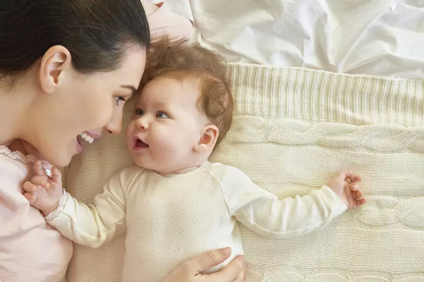 Mempertahankan kontak mata dengan bayi Anda memfasilitasi komunikasi antara keduanya