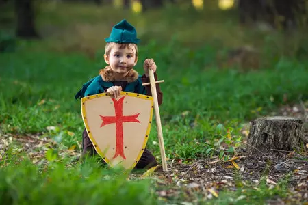 Ragazzo vestito da Robin Hood