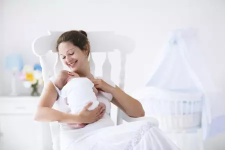 maman et bébé dans sa chambre