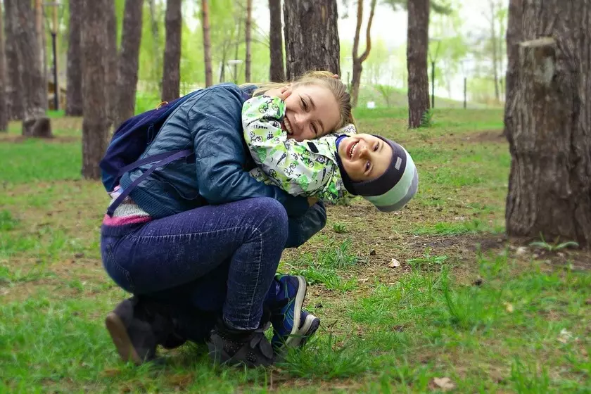 Животът със смях е по-добър: как да насърчим чувството за хумор на децата