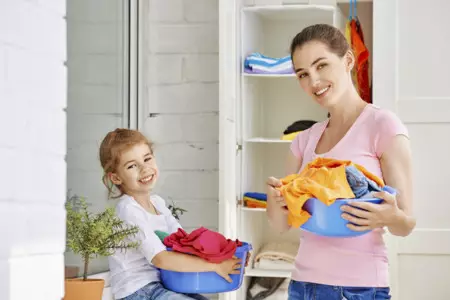Mẹ giặt quần áo với con gái
