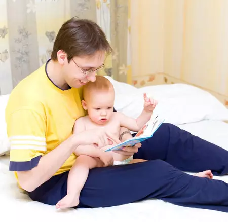 پدر در حال خواندن برای کودک