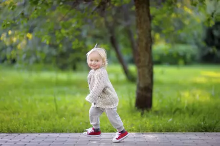 子供たちが夏におむつを離れるべきであるというのは真実ではありません：彼らが準備ができているかどうかをあなたに知らせる標識