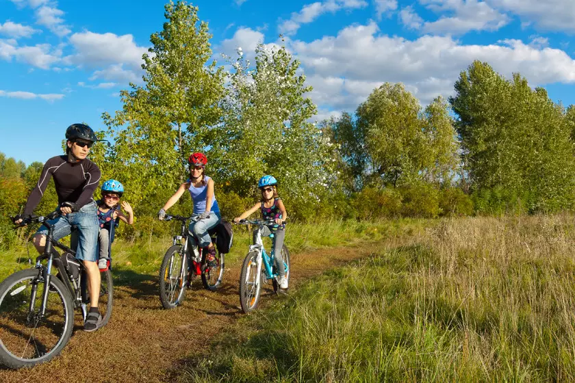 Światowy Dzień Roweru: rodziny na rowerach, szczęśliwe rodziny