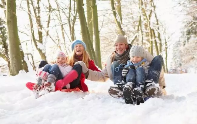 Snow sports kasama ang mga bata: mga tip para mag-enjoy nang ligtas