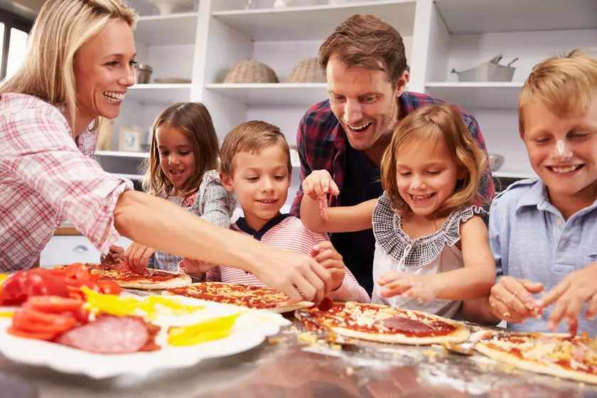 19 receitas de pizza caseira para facer con nenos e gozar dun divertido plan familiar