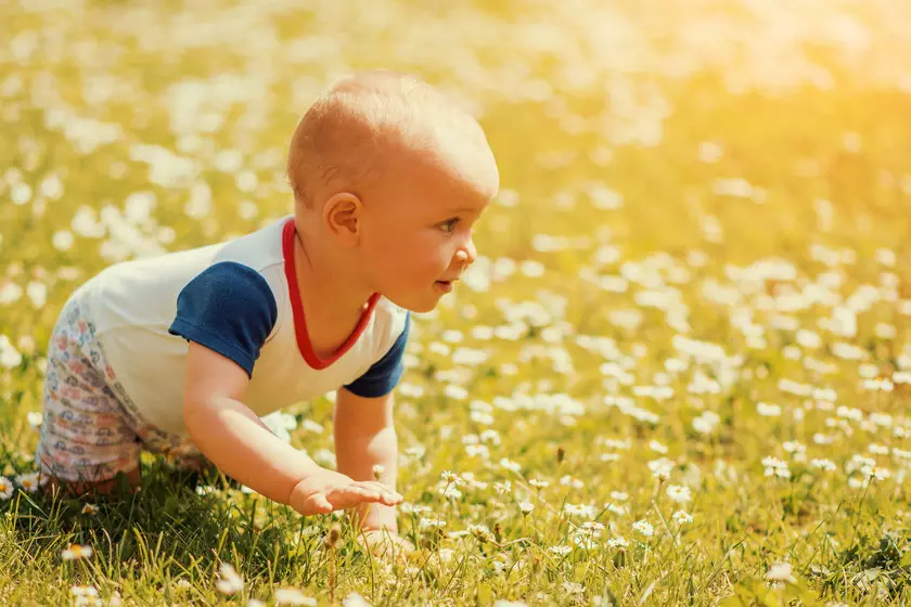 Even if you are not on the beach, even if it is not summer: protect your children from the sun