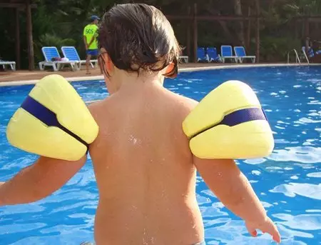 Atividades de fim de semana: o bebê vai à piscina