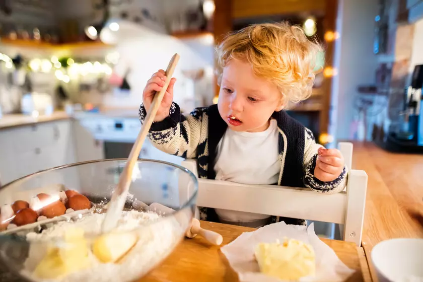 Sådan tilpasser du dit køkken til Montessori-pædagogik, så børn får mere autonomi og lærer ved at samarbejde derhjemme