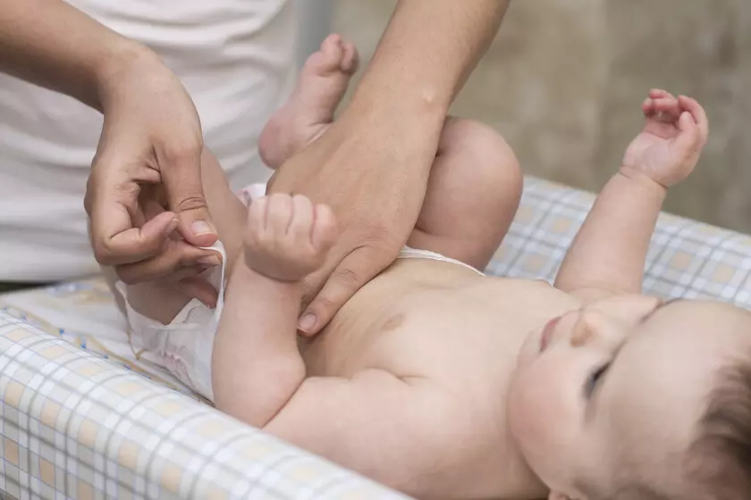 Yuav ua li cas hloov daim ntaub qhwv rau koj tus menyuam mos, ib kauj ruam dhau los