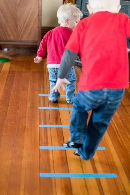 Spiele Aktivitäten Kids House Duct Tape Jump